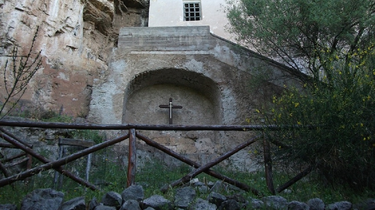 Eremo di San Magno, Musei e Architettura a San Mango Piemonte ...